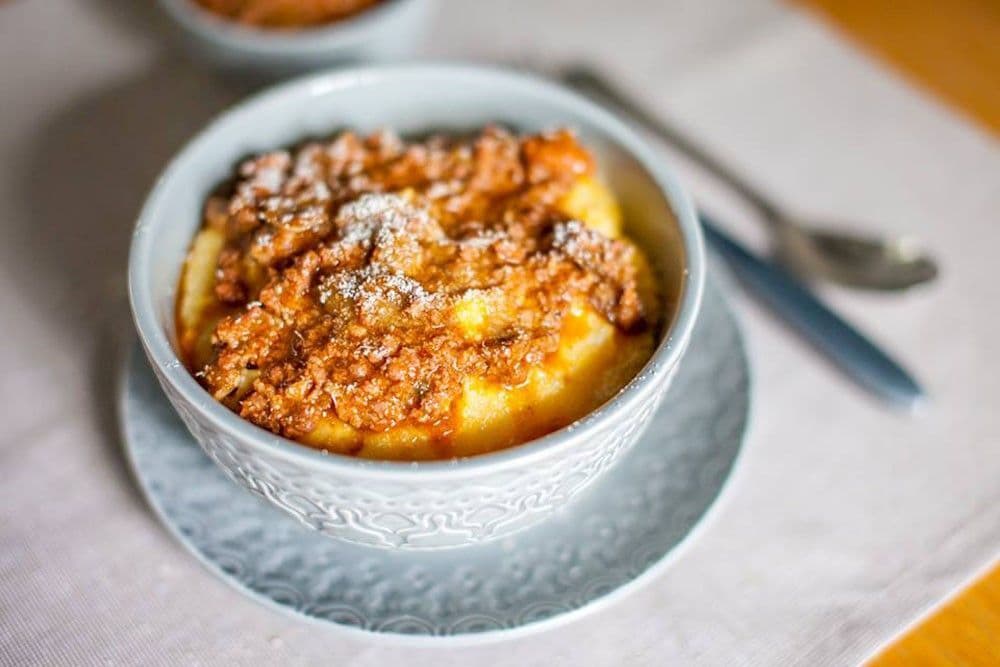 Polenta bramata mit Sauce aus Steinpilzen und Salami